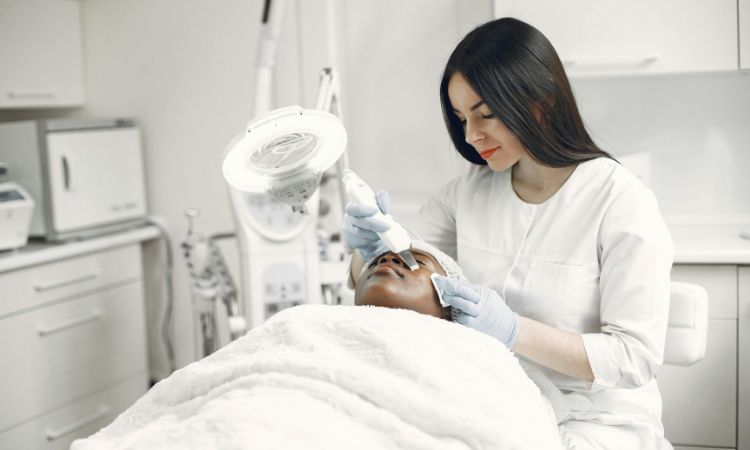 Qué es un Auxiliar de Medicina Estética y Qué Hace? | Clínica